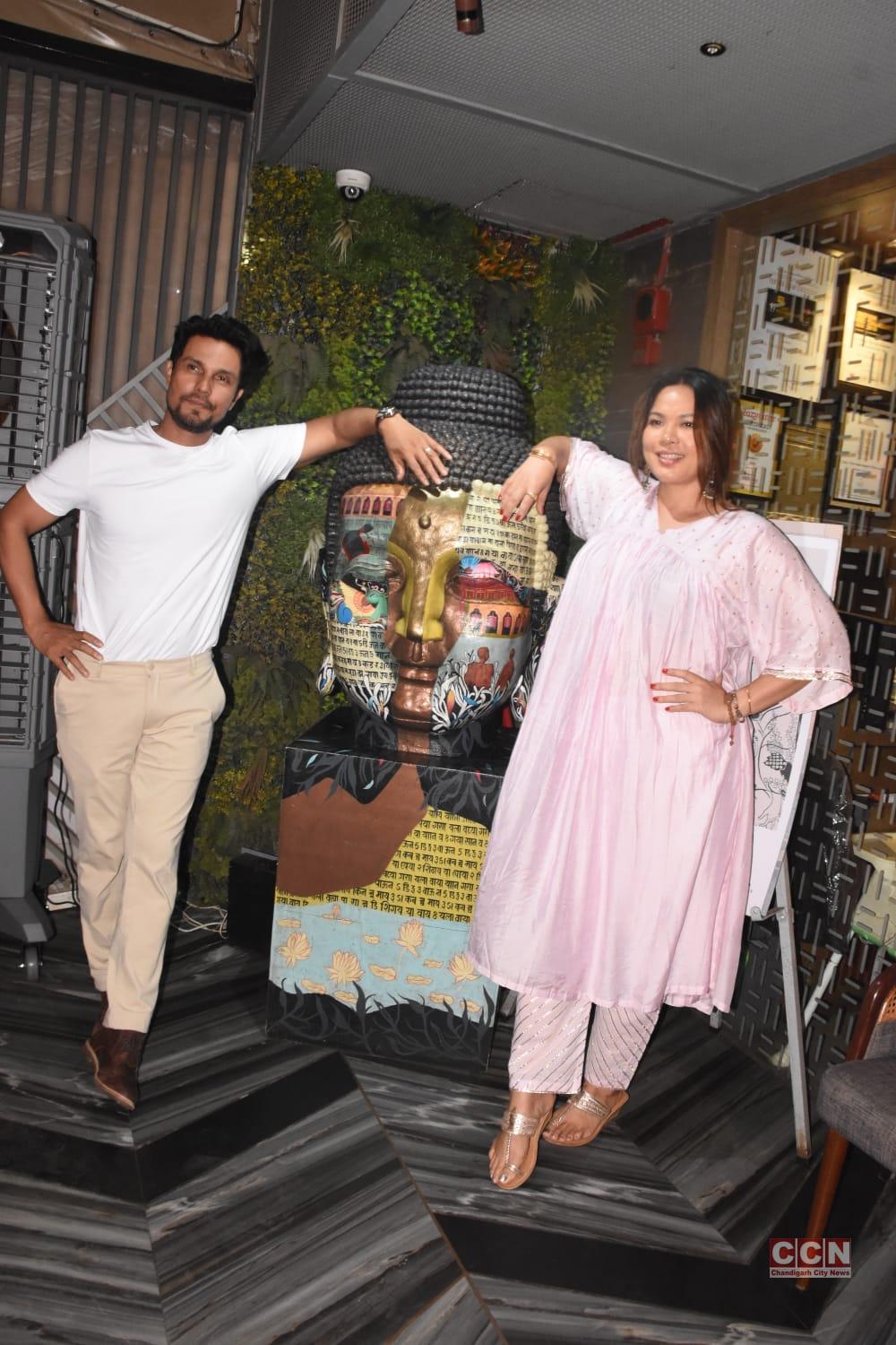 Randeep Hooda Celebrates Parents' 53rd Wedding Anniversary, Check out ...